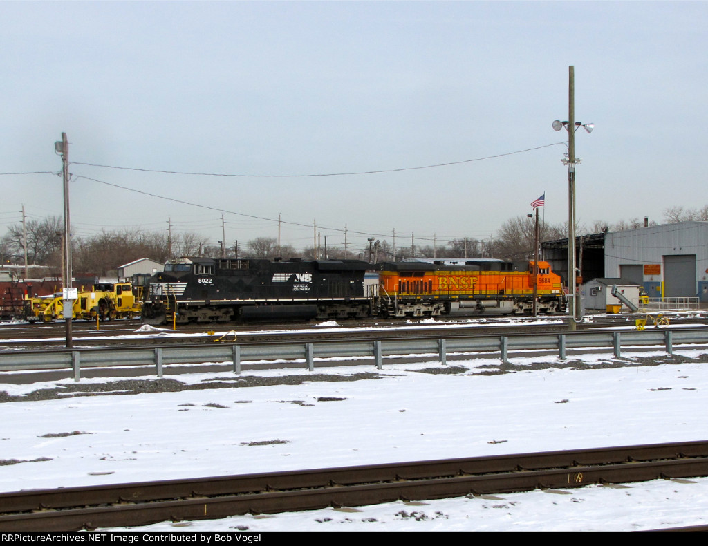 NS 8022 and BNSF 5684